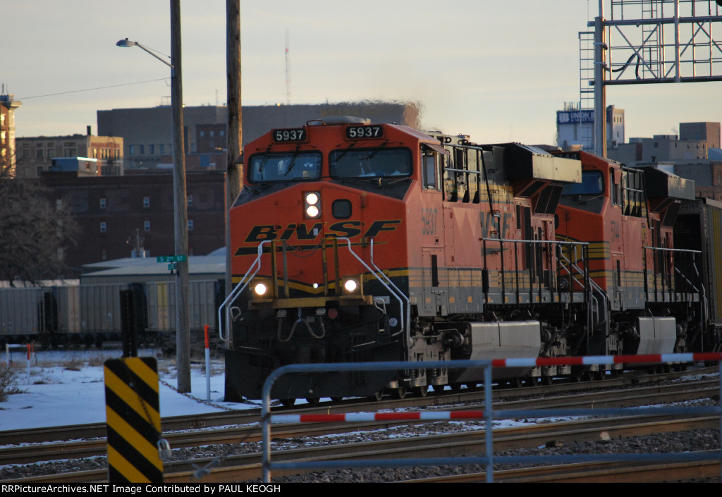 BNSF 5937 Leads a westbound Empty Coal Train into the BNSF Lincoln yard on a Very Cold January ...